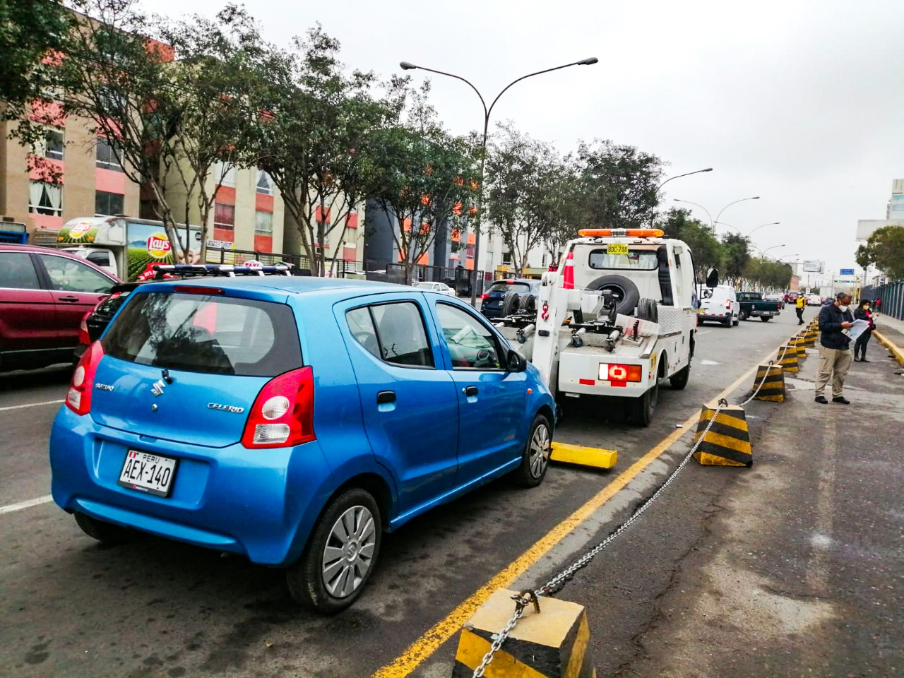 ¿En qué casos y lugares está prohibido estacionar en vía pública?
